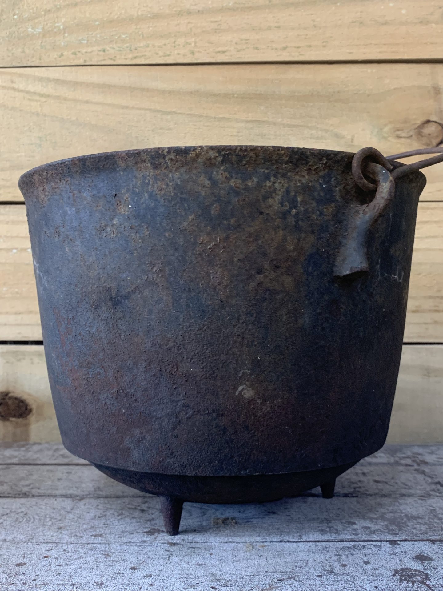 Cast Iron Pot with Feet - Picker Place