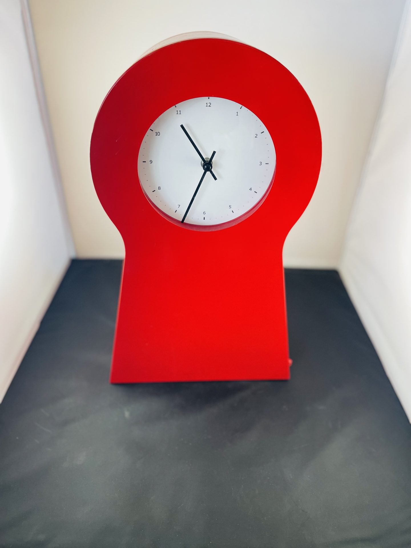 Vintage Red Keyhole Clock - Picker Place