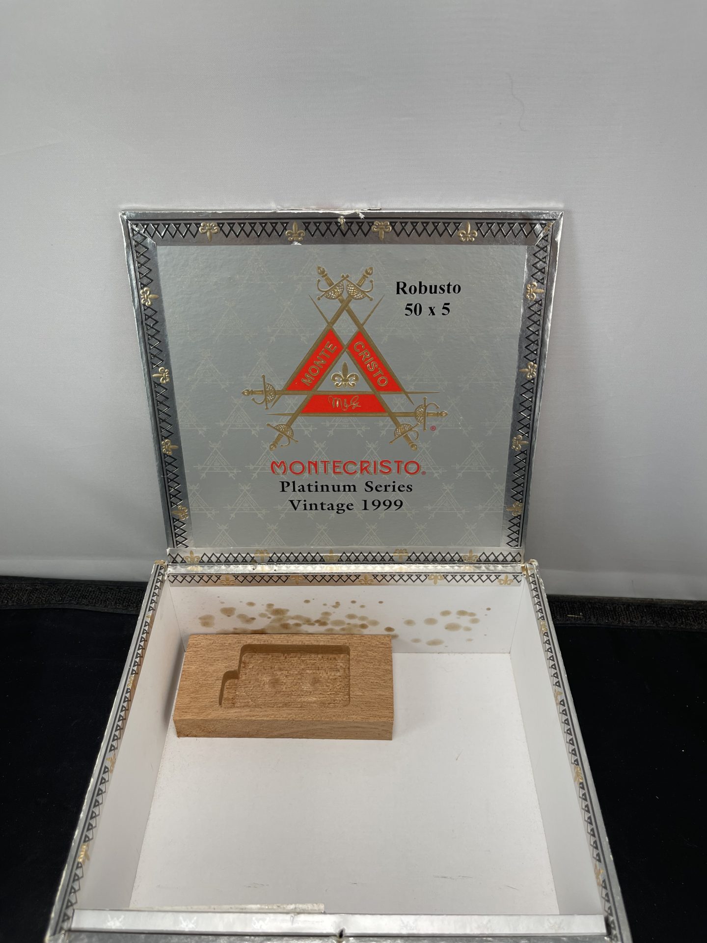 MonteCristo Robusto Cigar Box - Picker Place