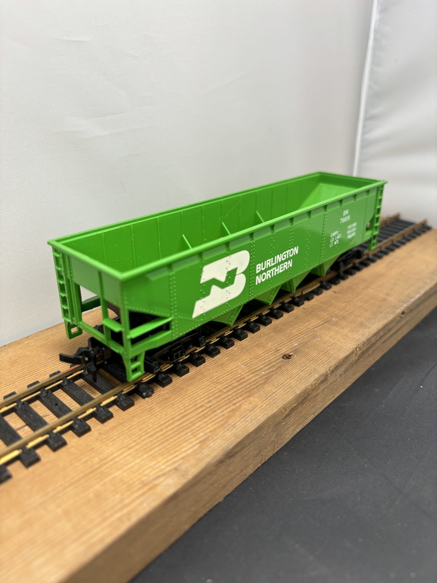 Tyco HO 40' Hopper Car - Picker Place