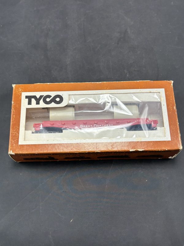 Tyco HO Flat Car w/Pipes - Picker Place