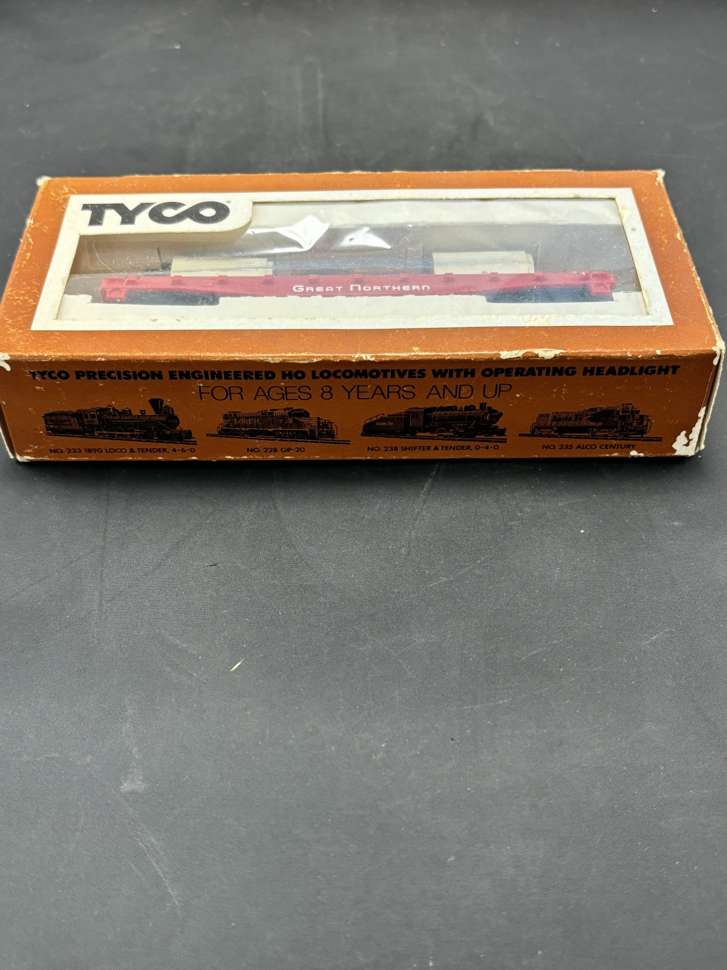 Tyco HO Flat Car w/Pipes - Picker Place
