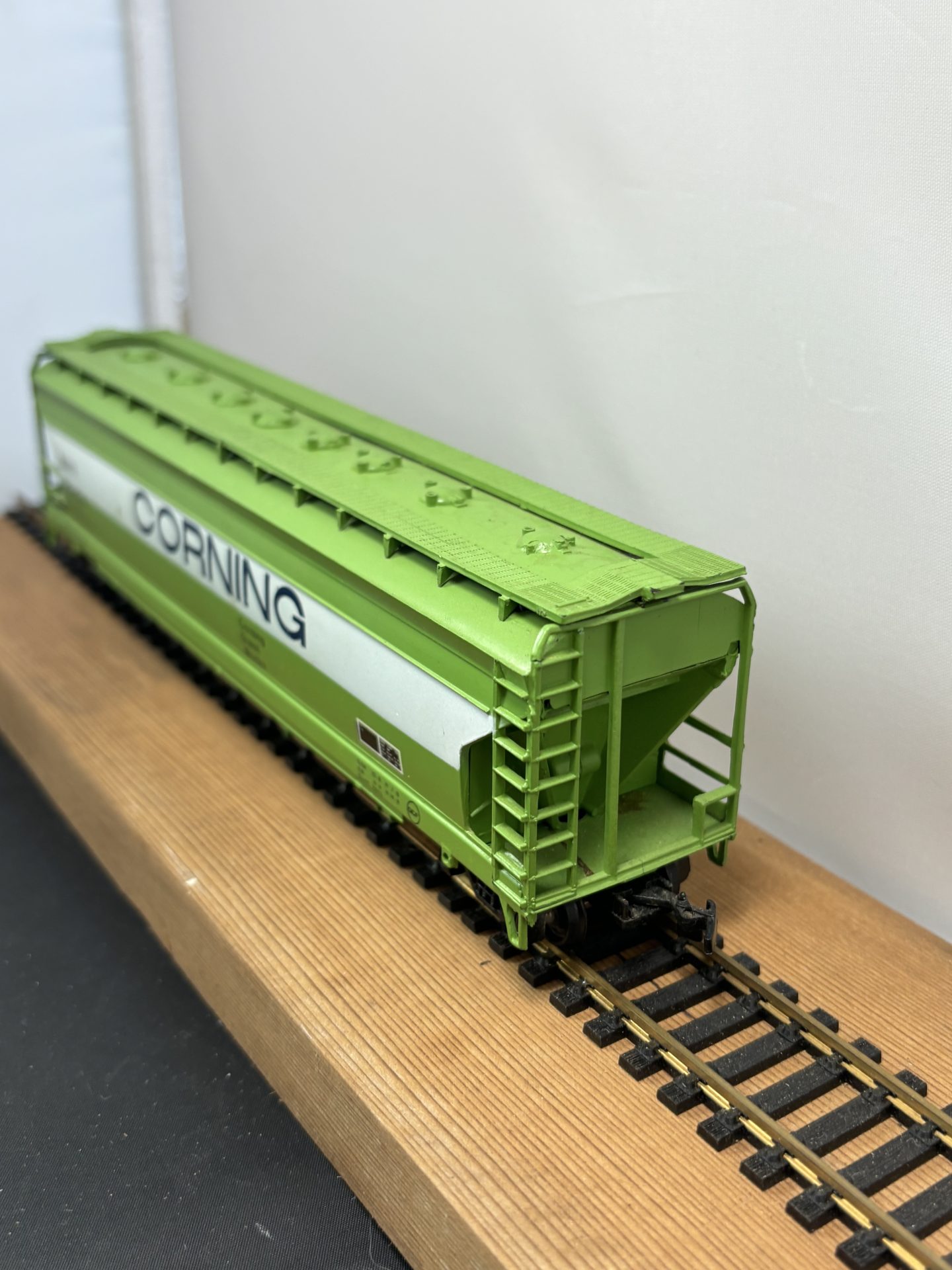 Bachmann HO Corning Hopper Car - Picker Place