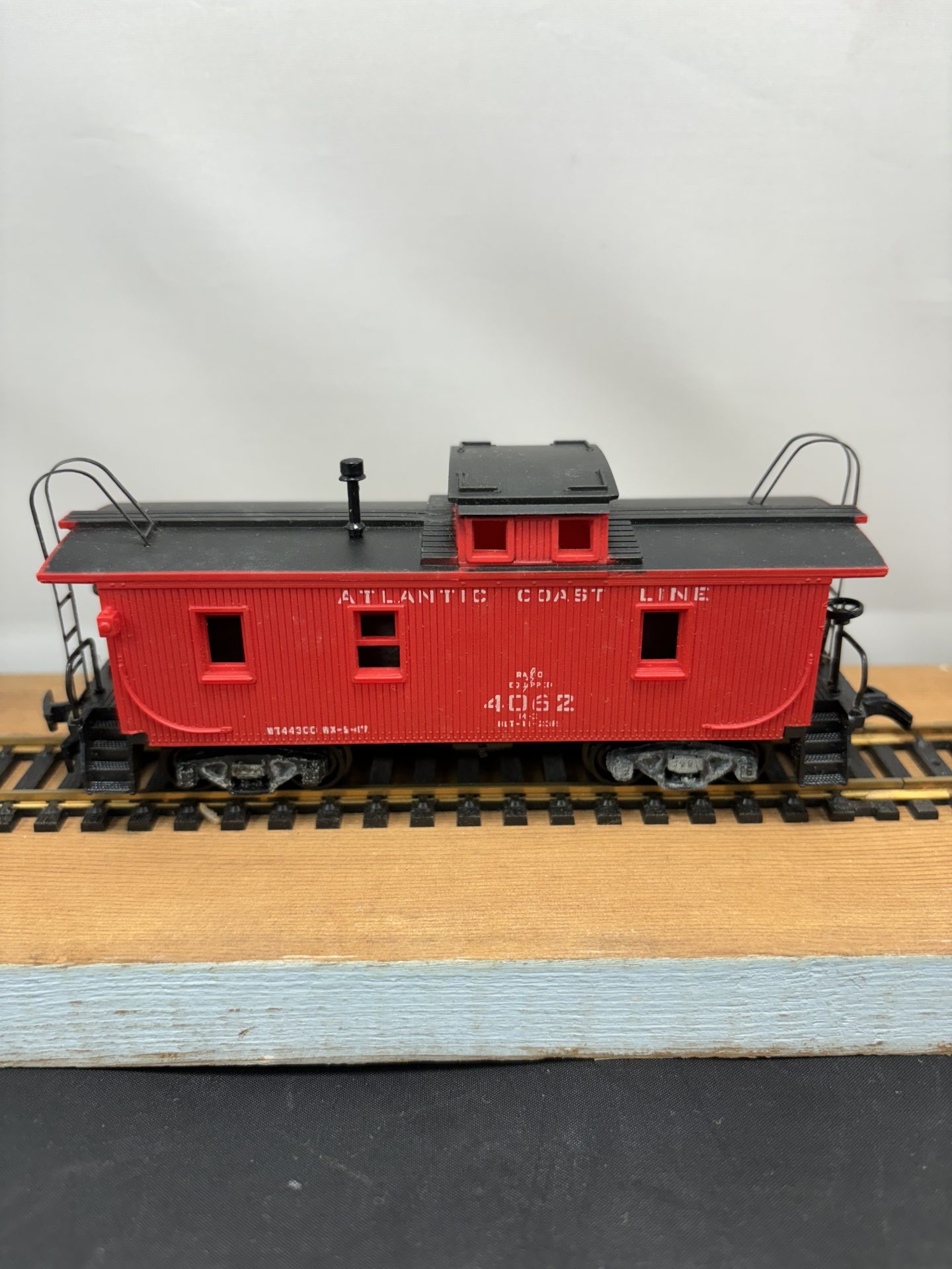 Revell HO Atlantic Coast Line Caboose - Picker Place