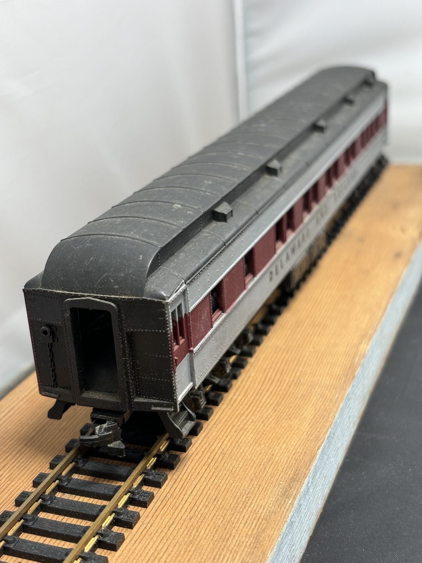 HO Scale Passenger Car - Picker Place